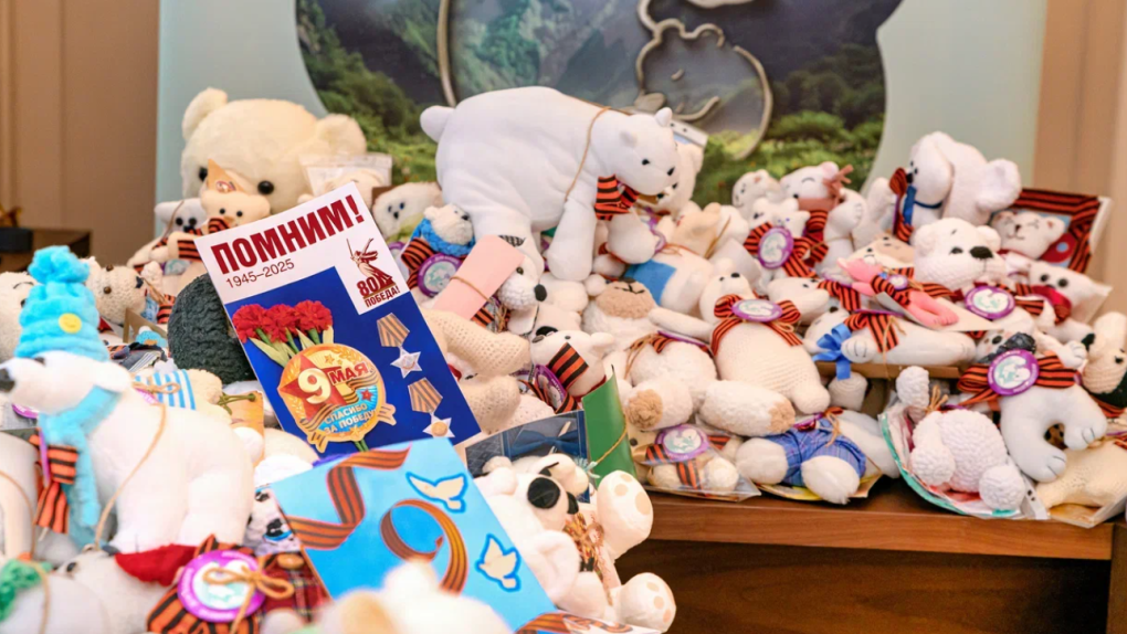 Россияне поучаствовали в акции с Умкой «Игрушка ветерану» в преддверии ...